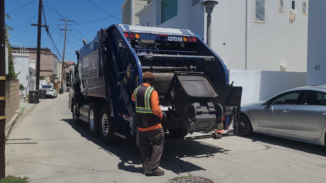 City of Long Beach 137018 CCC Rear Loader Garbage Truck Munching Naples ...