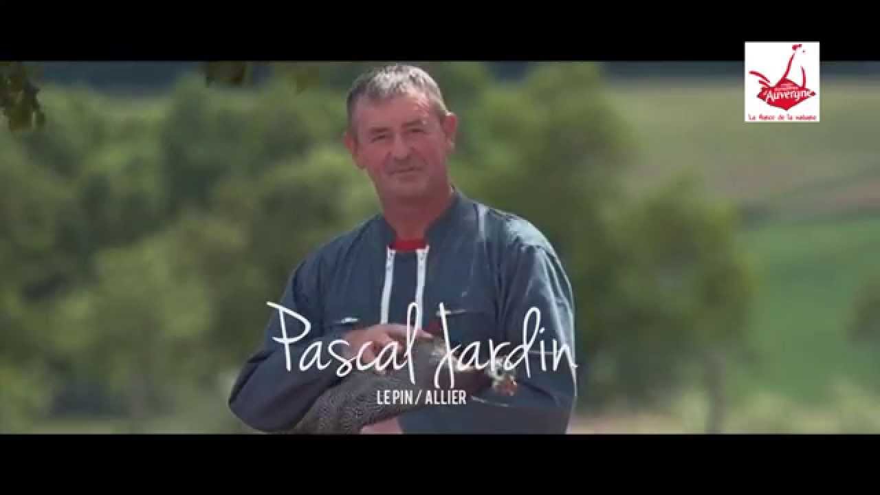 Jardin Pascal - Eleveur de Poulet fermier d'Auvergne - YouTube