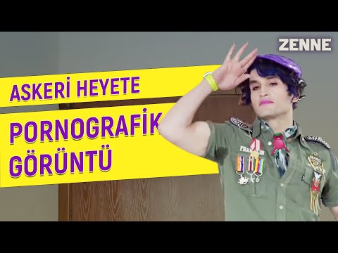 Askeri Heyete Pornografik Fotoğraf Sunma Sahnesi | Zenne