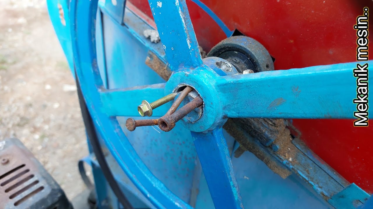 Agricultural machinery!! Pulley repair on rice threshing machine - YouTube
