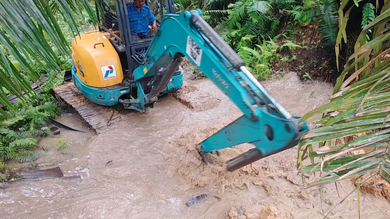 operator exca mini skill dewa buat parit di rawa tanpa mating mating# ...