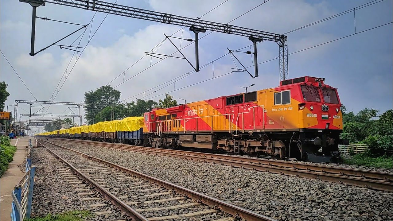 POWERFUL DIESEL FREIGHT LOCOMOTIVES WDG4G HAULING LOADED BOXNHL FREIGHT ...