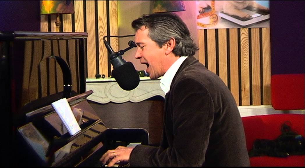 Gregor Bak zingt over vrijwilligers - YouTube