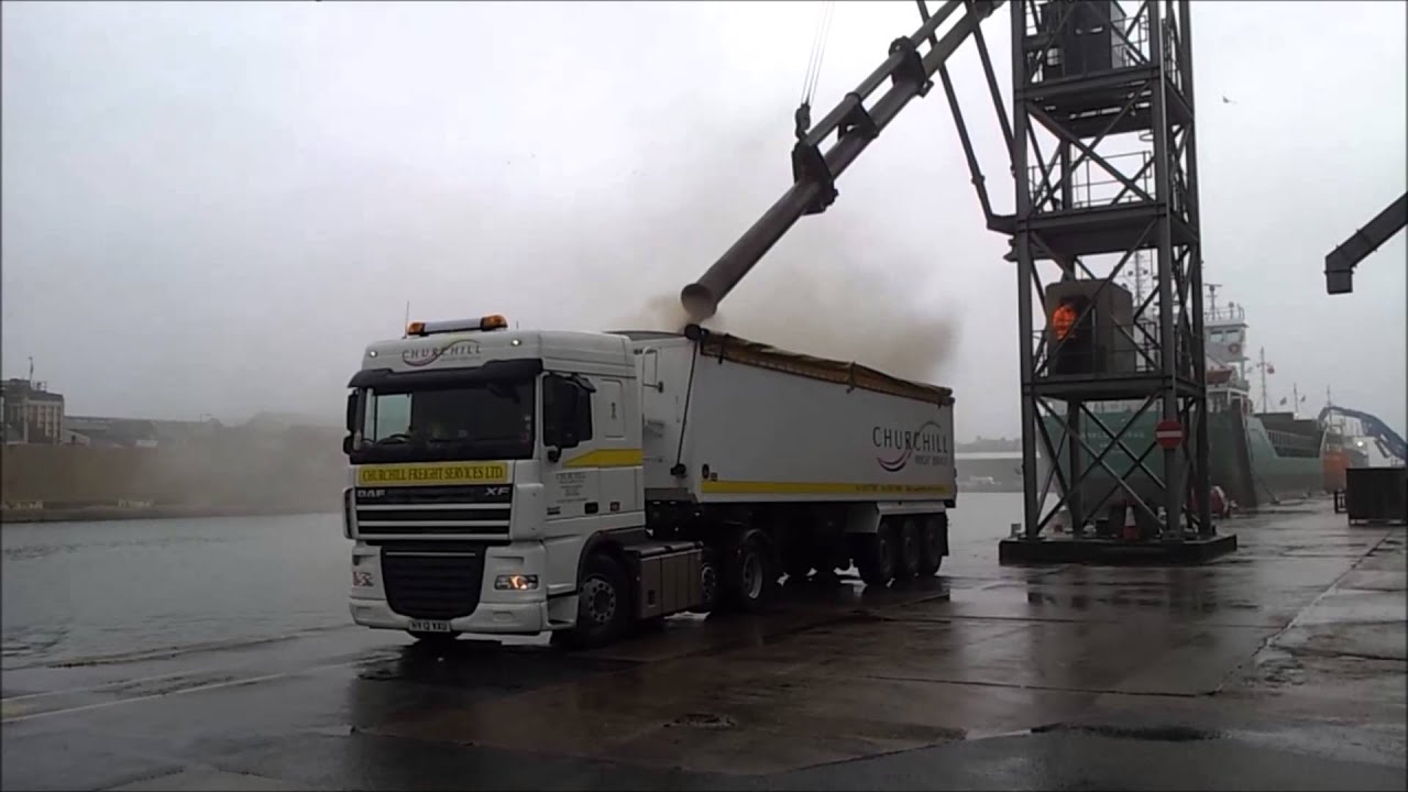 Loading oats on bulk tipper using ship loading spout - YouTube