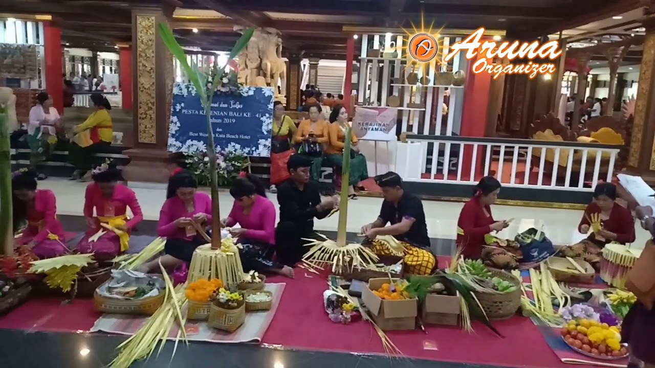 Lomba Gebogan Art Centre - YouTube