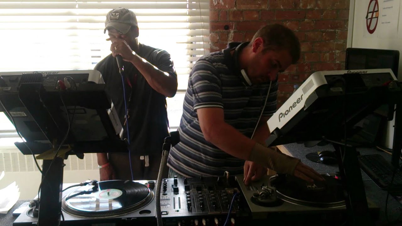 Dj Lazy Jay alongside Mc Country - YouTube