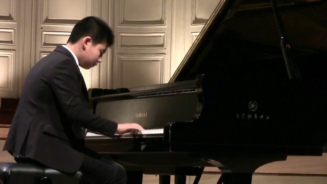 Enzo LIN - Petite Plaisanterie de Kabalevski - YouTube