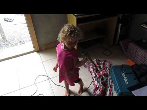 ISADORA DANÇANDO E CANTANDO