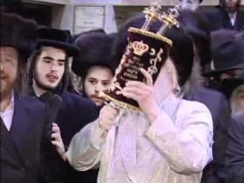 Munkatch Rebbe at Torah Dedication - YouTube