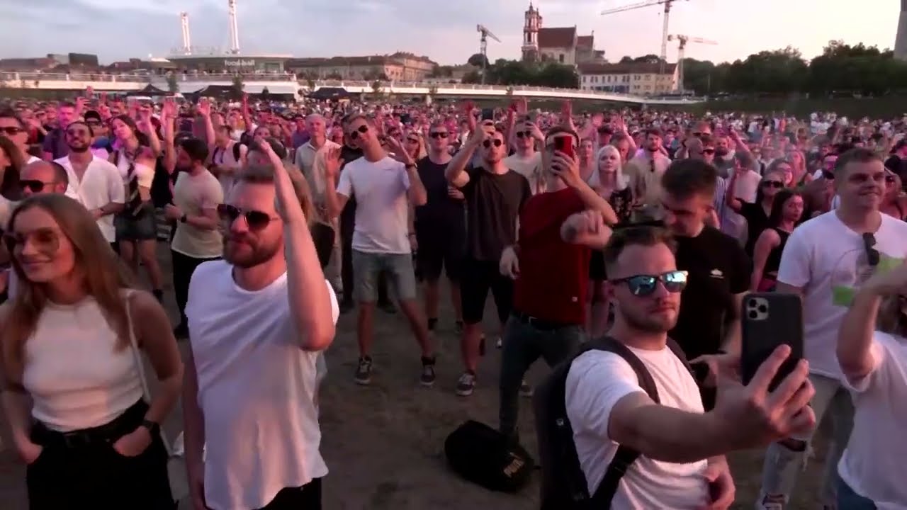 Ukrainian DJs host rave in Vilnius for national day - YouTube