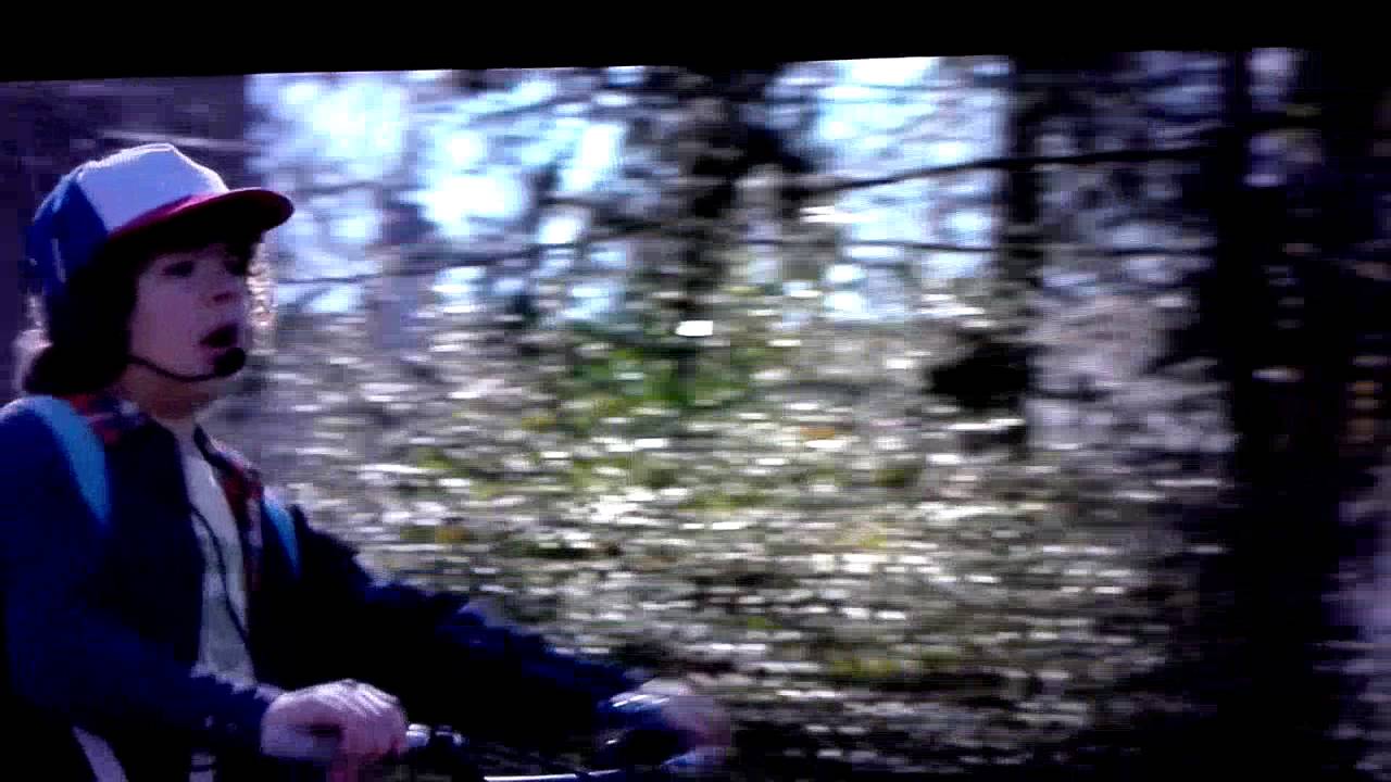 STRANGER THINGS- Vuela camioneta por el aire - YouTube