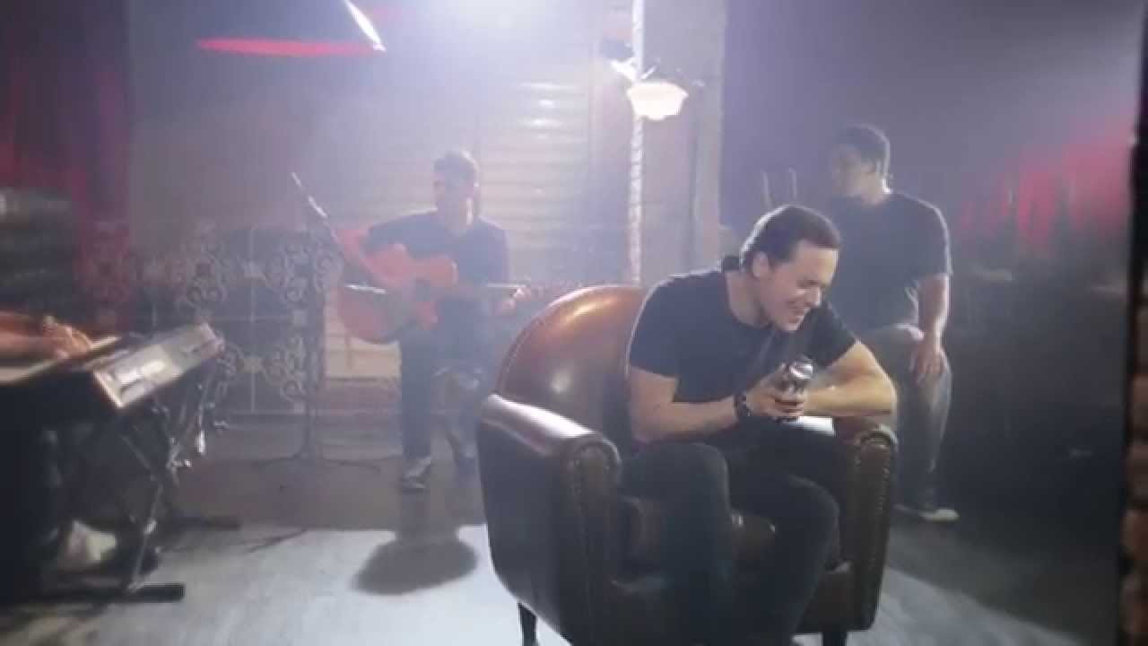 André Valadão - Rendido Estou (Clipe Oficial) - Arms Open Wide - YouTube