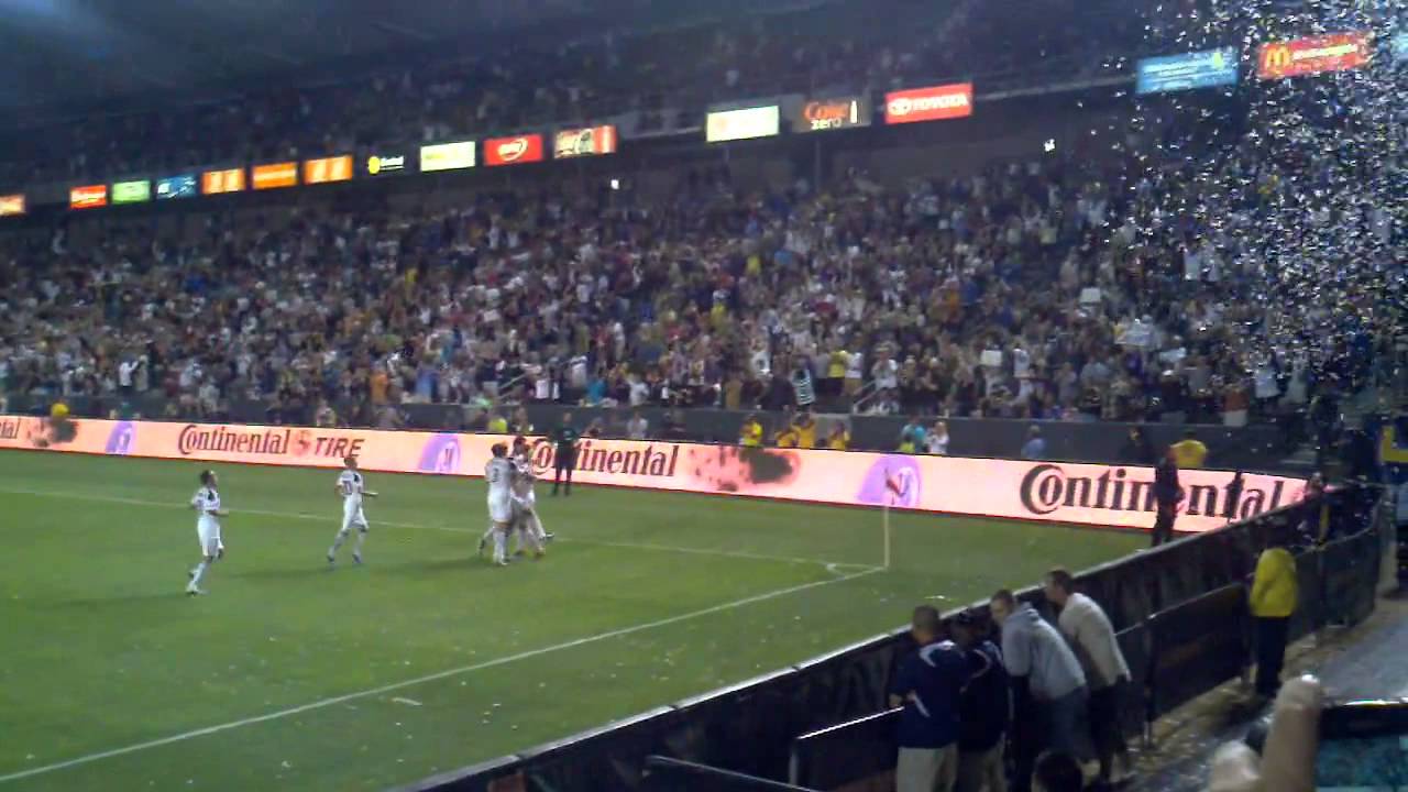 David Beckham scores of his own corner kick - YouTube