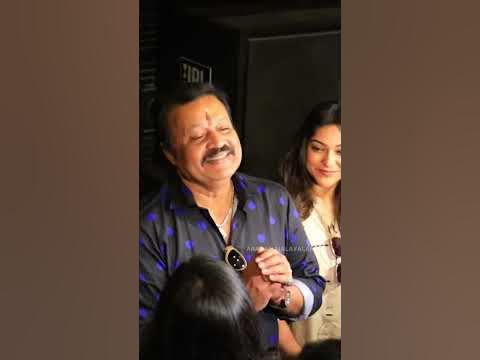 തിയേറ്ററിൽ വെച്ച് സുരേഷ് ഗോപിയെ കെട്ടിപ്പിടിച്ച് ആരാധിക | Suresh Gopi Hug - YouTube