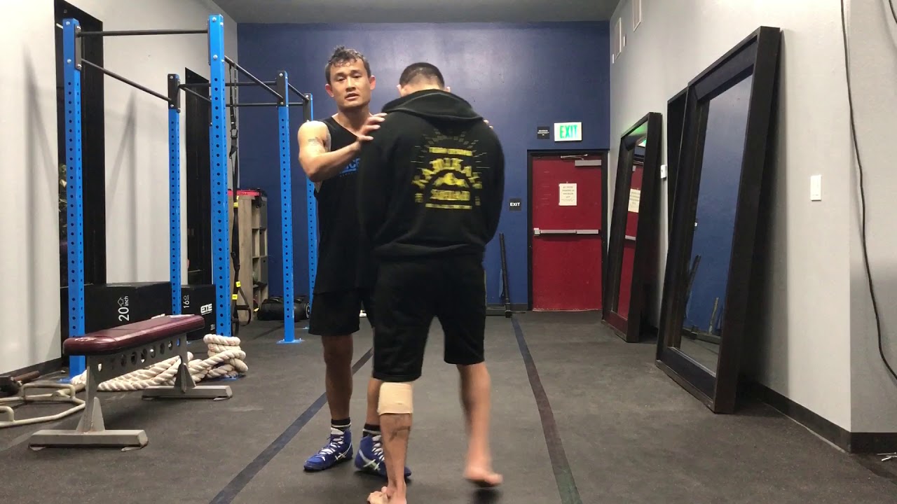 How to shuffle back in MMA - YouTube