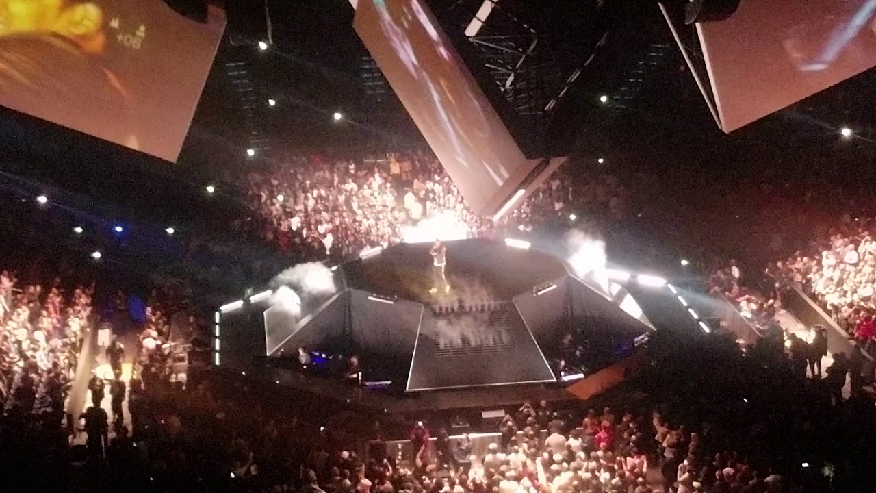 Jay z 444 tour....aint no love - YouTube