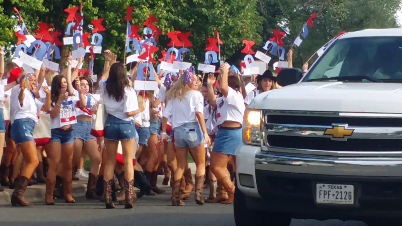 Chi Omegas Getting Ready To Greet New Pledges - YouTube