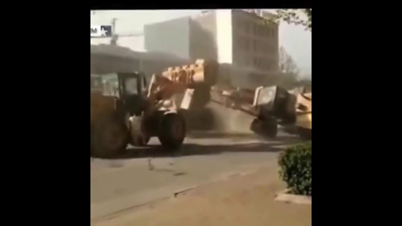 Front End loaders fight over construction contract - BRUTAL interaction ...
