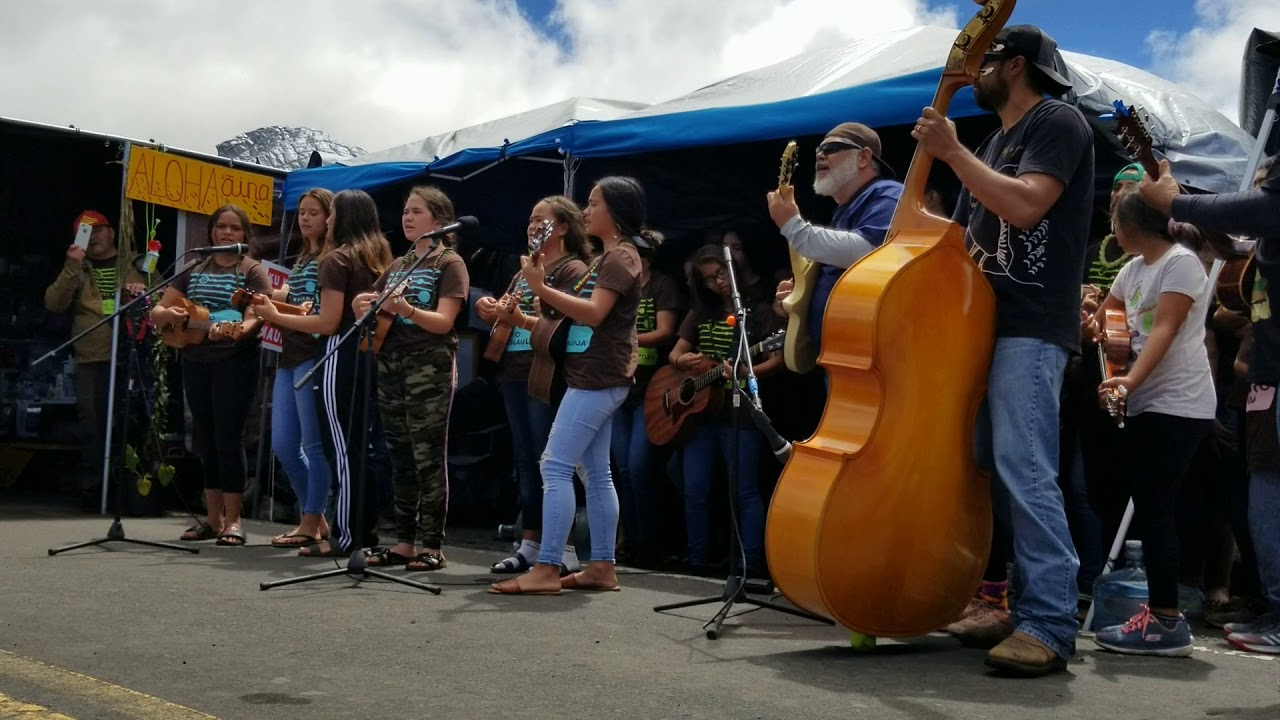 Kuilima Hula performed by Project Kuleana Na Mo'o @ Mauna Kea - YouTube