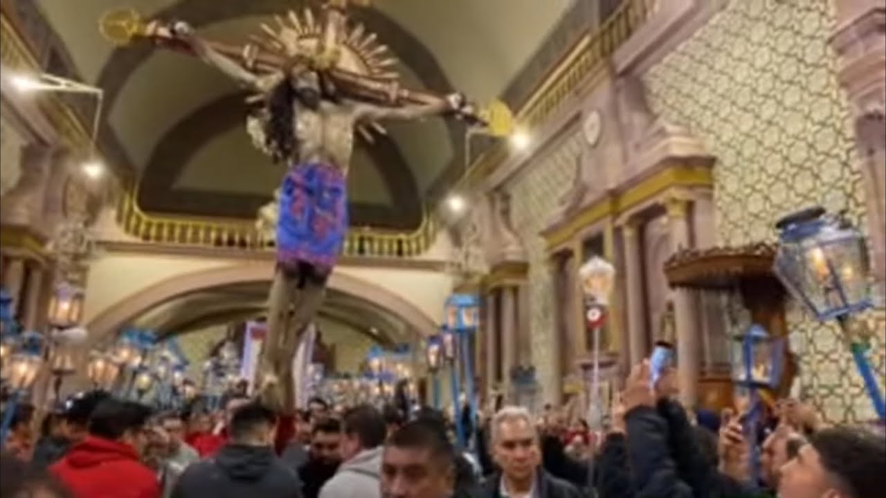 Entrada del Señor de Araró al templo de Zinapécuaro en Vivo y misa de ...