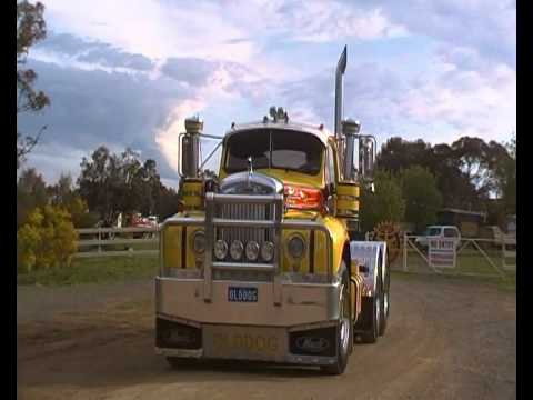 MACK B-MODEL LEAVES THE ECHUCA TRUCK SHOW IN 2010 - YouTube