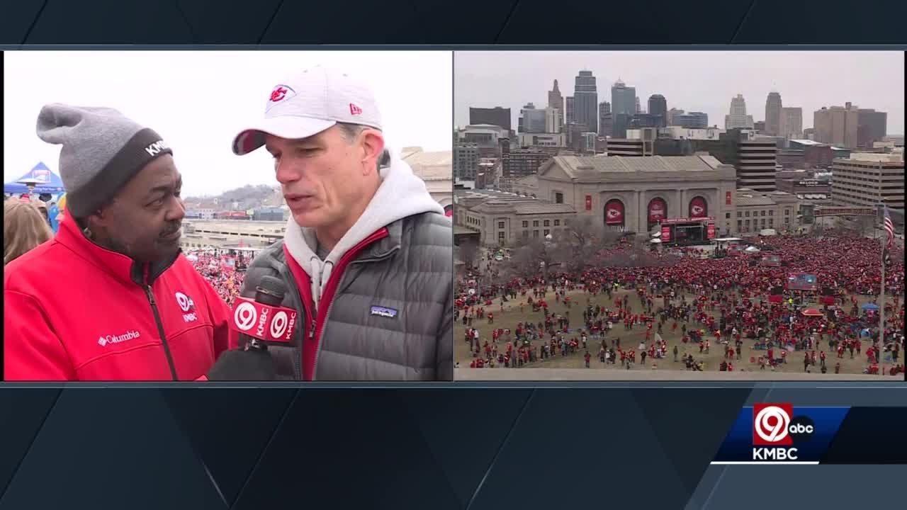 Trent Green joins Bryan Busby at Chiefs Super Bowl LVII parade - YouTube
