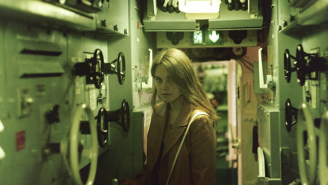 The sound of a submarine sailing in the sea / Sound of the deep sea / I ...