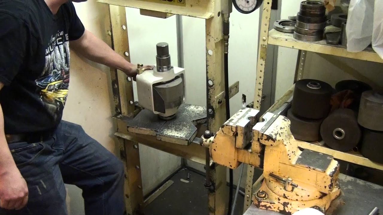 Regulating wheel housing bearing change - YouTube