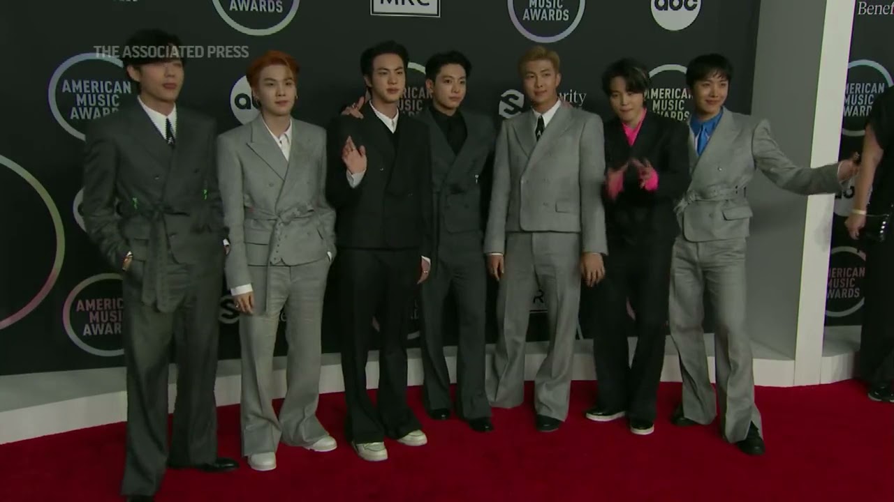BTS arrived with loud fan chants from ARMYS @AMA's - YouTube