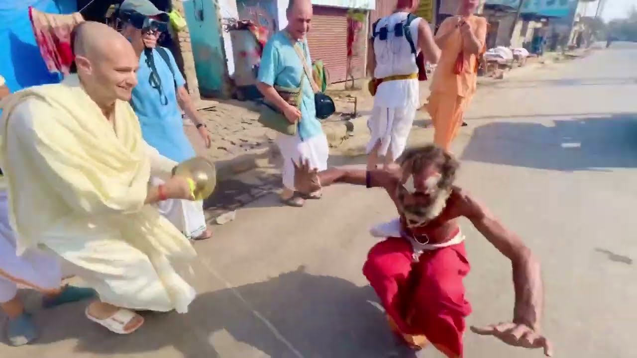 Ukrainian Krishna bhakta dances with Indian Shiva bhakta. - YouTube