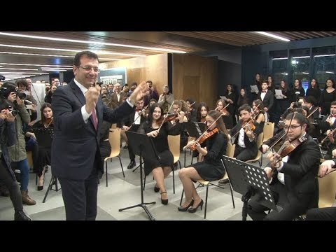 EKREM İMAMOĞLU ORKESTRASI İLE İZMİR MARŞINA ŞEFLİK YAPTI