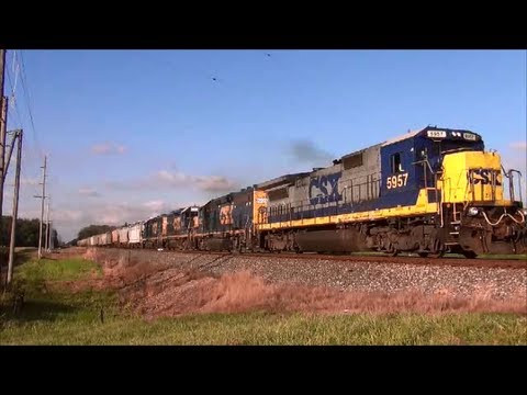 CSX 5957 B40-8 leads 3 GP40-2 CSX Q559 Toledo Subdivision - YouTube