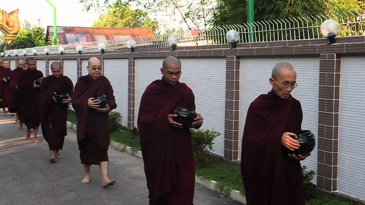 Shwe Oo Min Monks return from alms round - YouTube