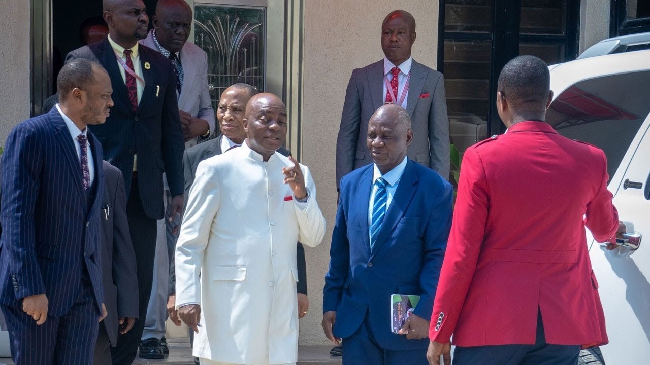 BISHOP DAVID OYEDEPO SHOWERS FORTUNE UPON WORSHIPPERS LAST SUNDAY - YouTube