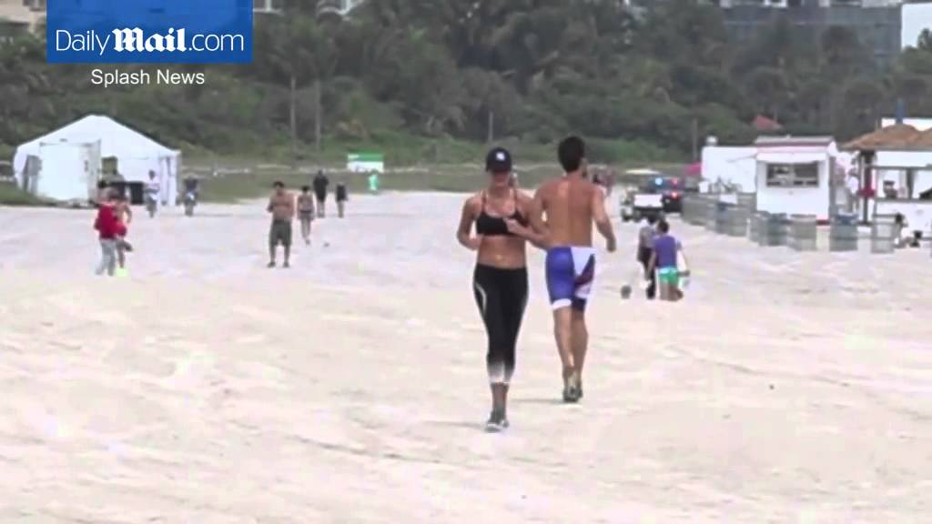 Kelly Bensimon flaunts rock hard abs on beach workout - YouTube