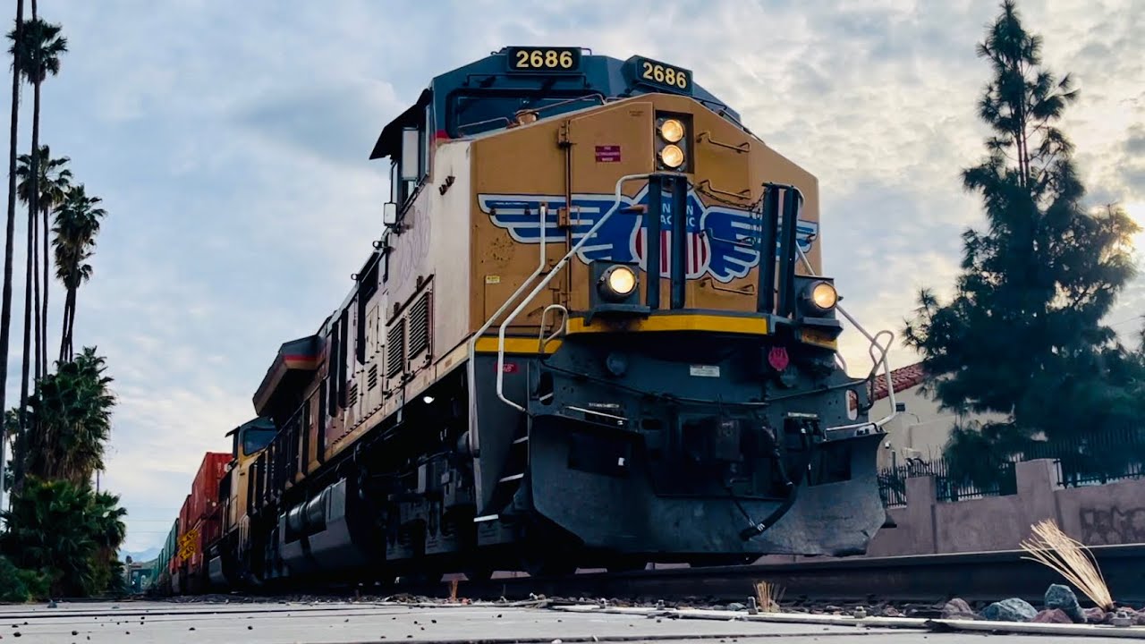 UP 2686 leads a intermodal passing riverside - YouTube