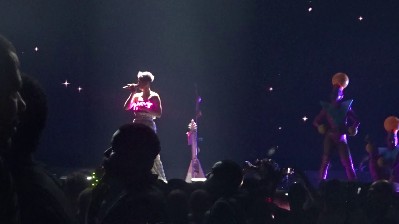 Katy Perry speaking french "Chaud et froid"- Witness the Tour - Paris ...