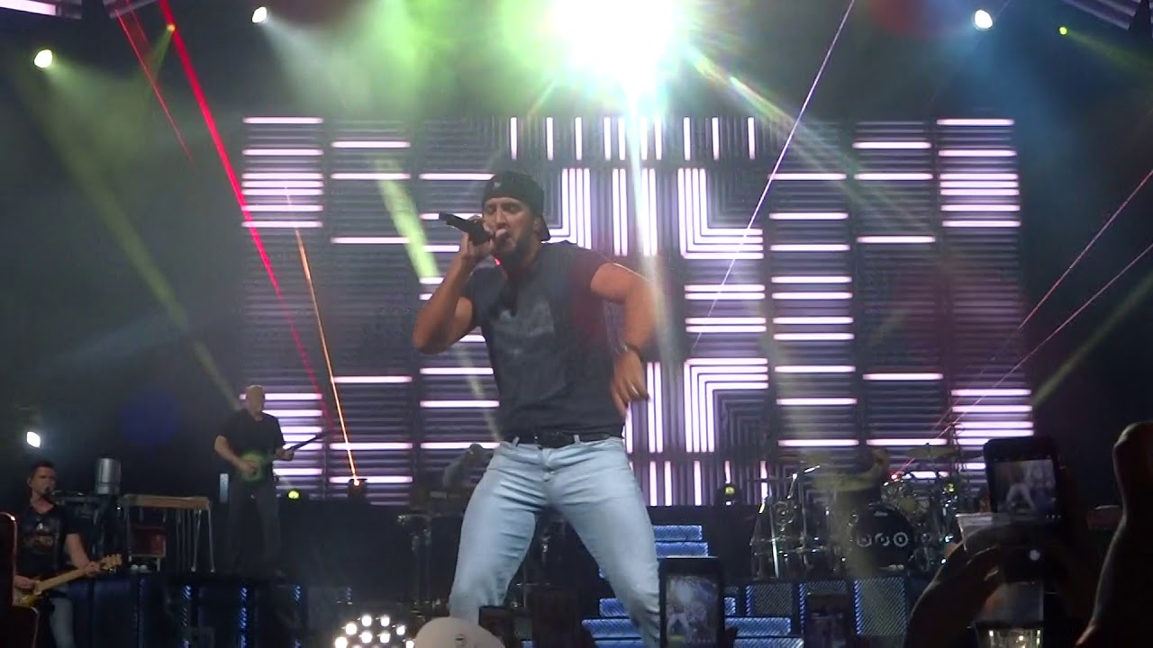Luke Bryan sings "Move" live at PNC Music Pavilion - YouTube