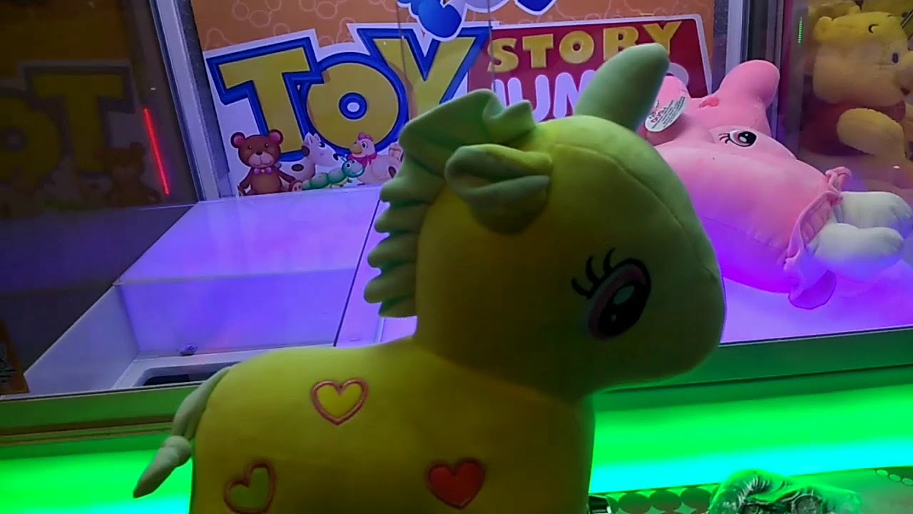 Claw machine wins at tom's world (philippines) - YouTube