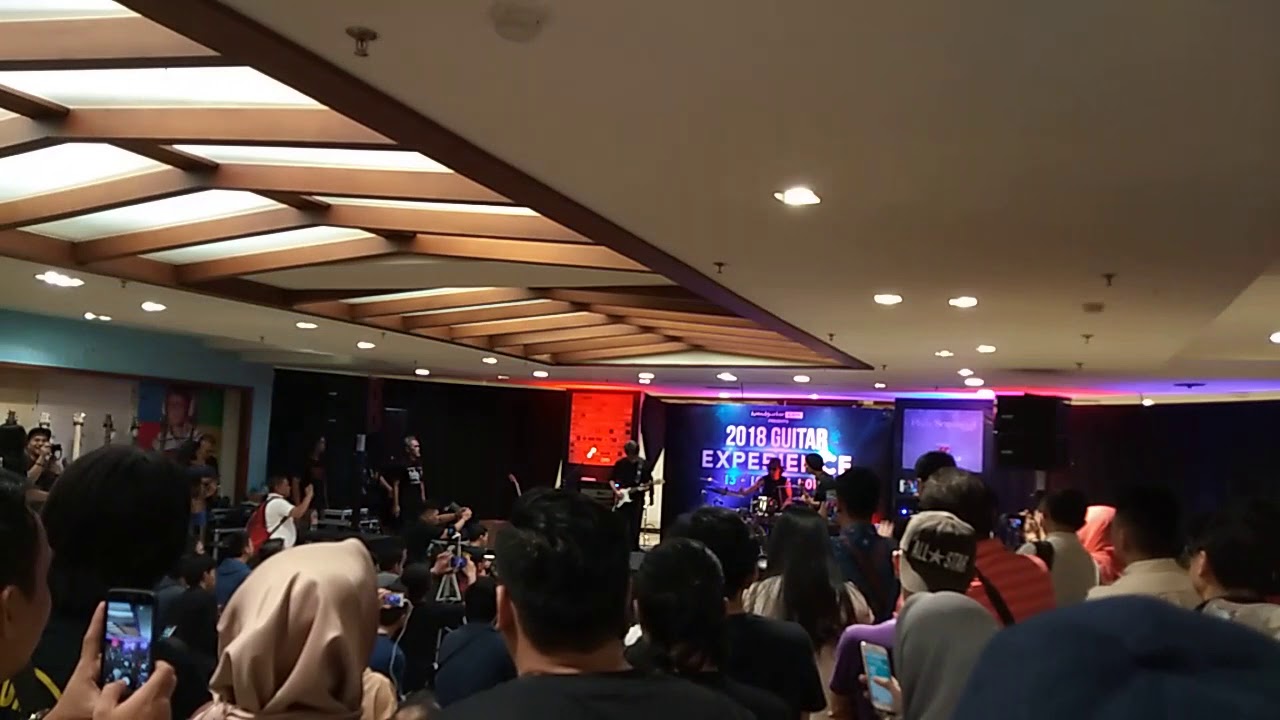 Tohpati bertiga live hiend Guitar experience 2018 - YouTube