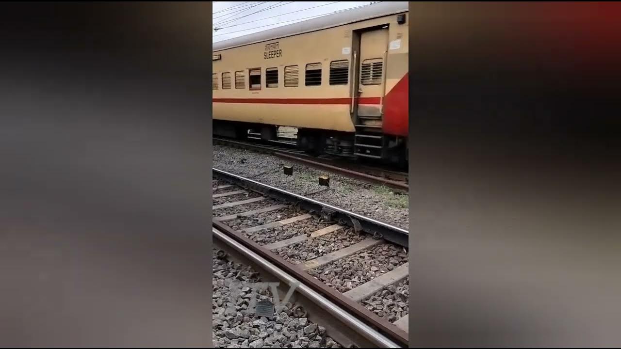 Train No. 22641 | Old Thiruvananthapuram - Shalimar Express arriving into Kollam (Quilon ...