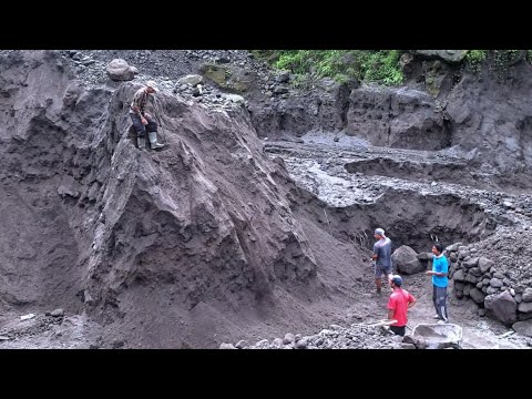Digging Against Gravity: Traditional Sand Miners on Steep Slopes - YouTube