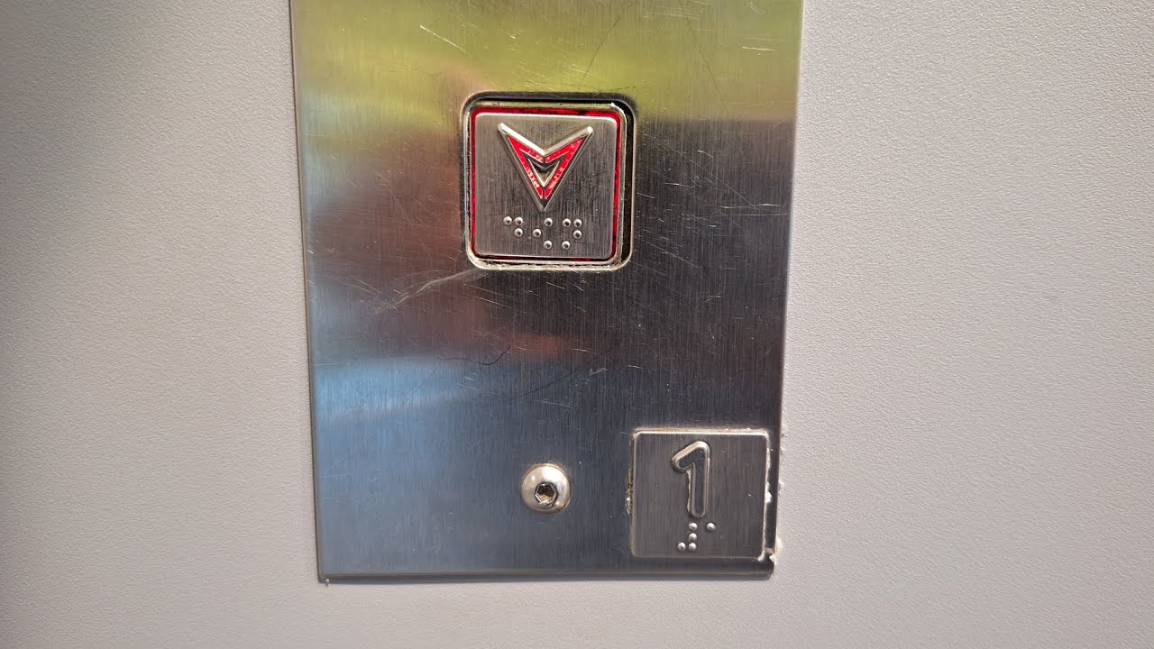 2002 Oakland Glass Hydraulic Lift at Morrisons at the Eastgate Shopping ...