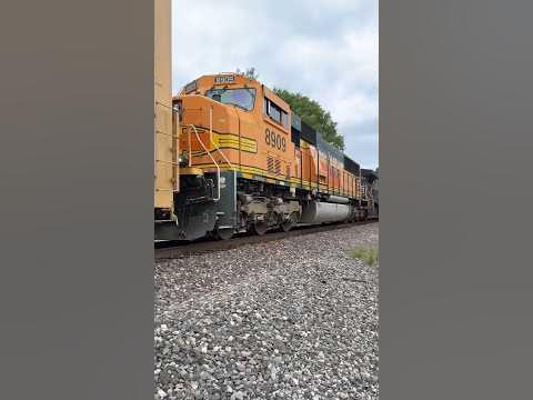 WFRX 8909 SD70MAC trails 2nd of 2 on NS 171 by West End - YouTube