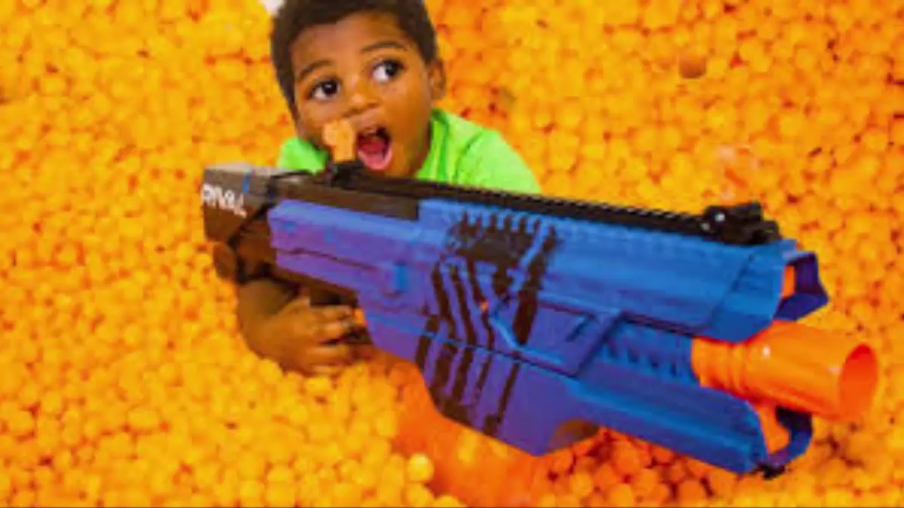 CHEESEBALL BATH NERF WAR PRANK CHALLENGE GOO GOO BABY VS MOM FOR KIDS ...
