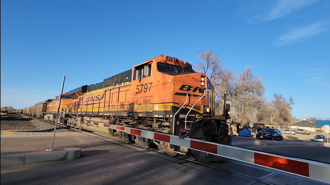 Fast BNSF Coal train at Ohio Ave level crossing - YouTube