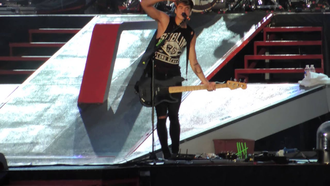 18 - 5SOS live in Chicago - YouTube