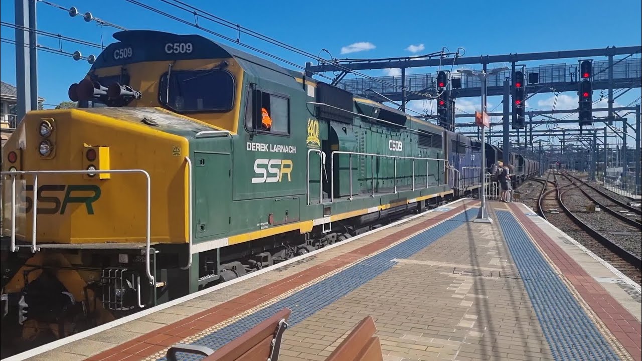 16/11/22 AR07 passing Hornsby - YouTube