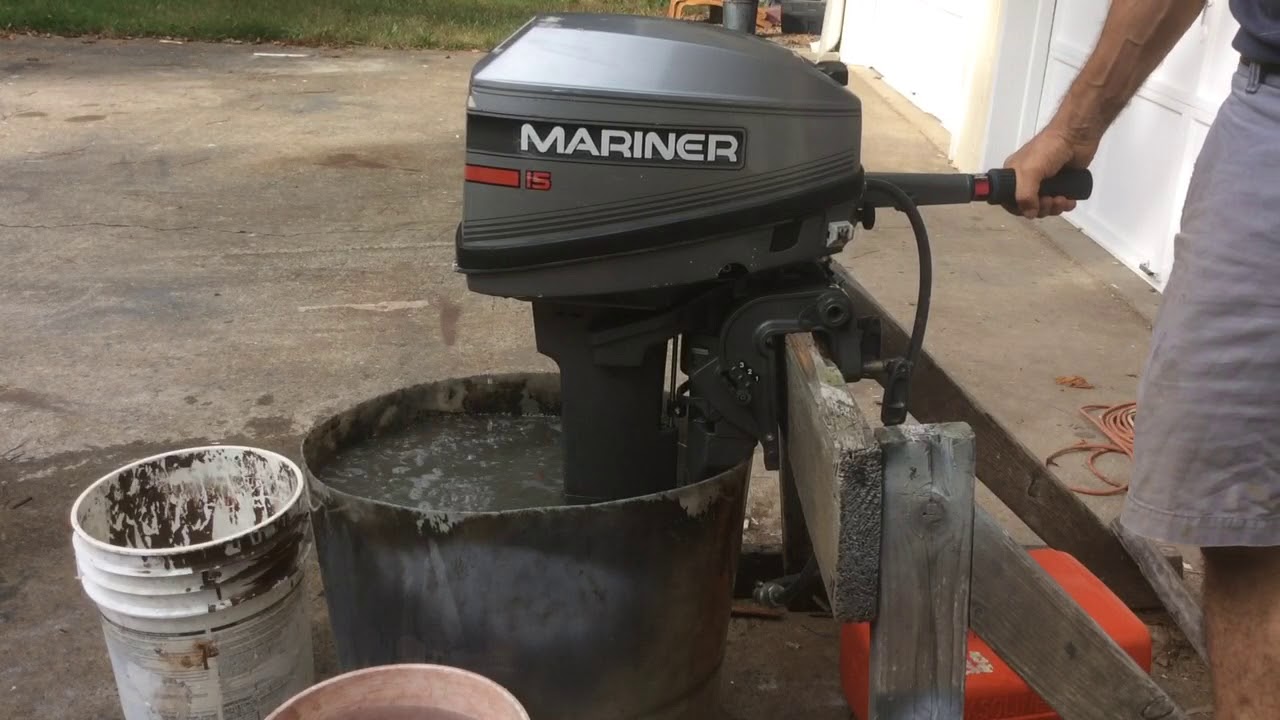 Mariner 15 HP running. - YouTube