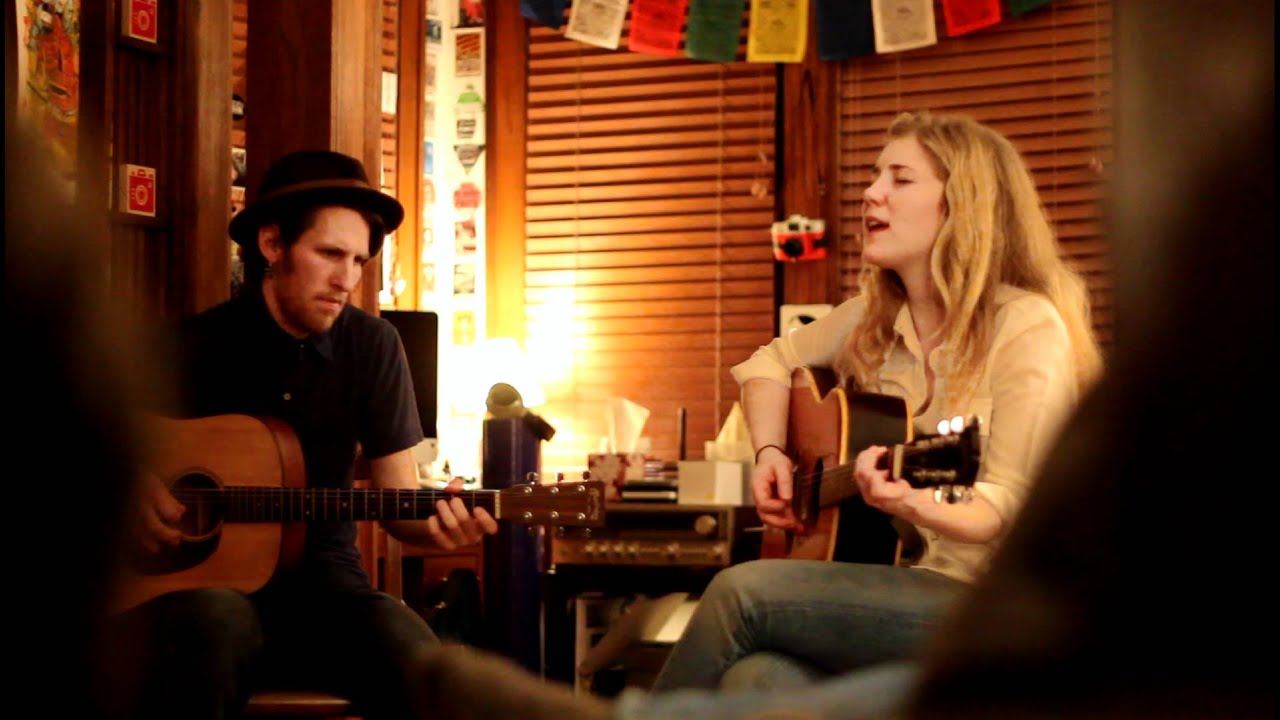 Caroline Smith sings "Scholarships" at the Cake Shop - YouTube